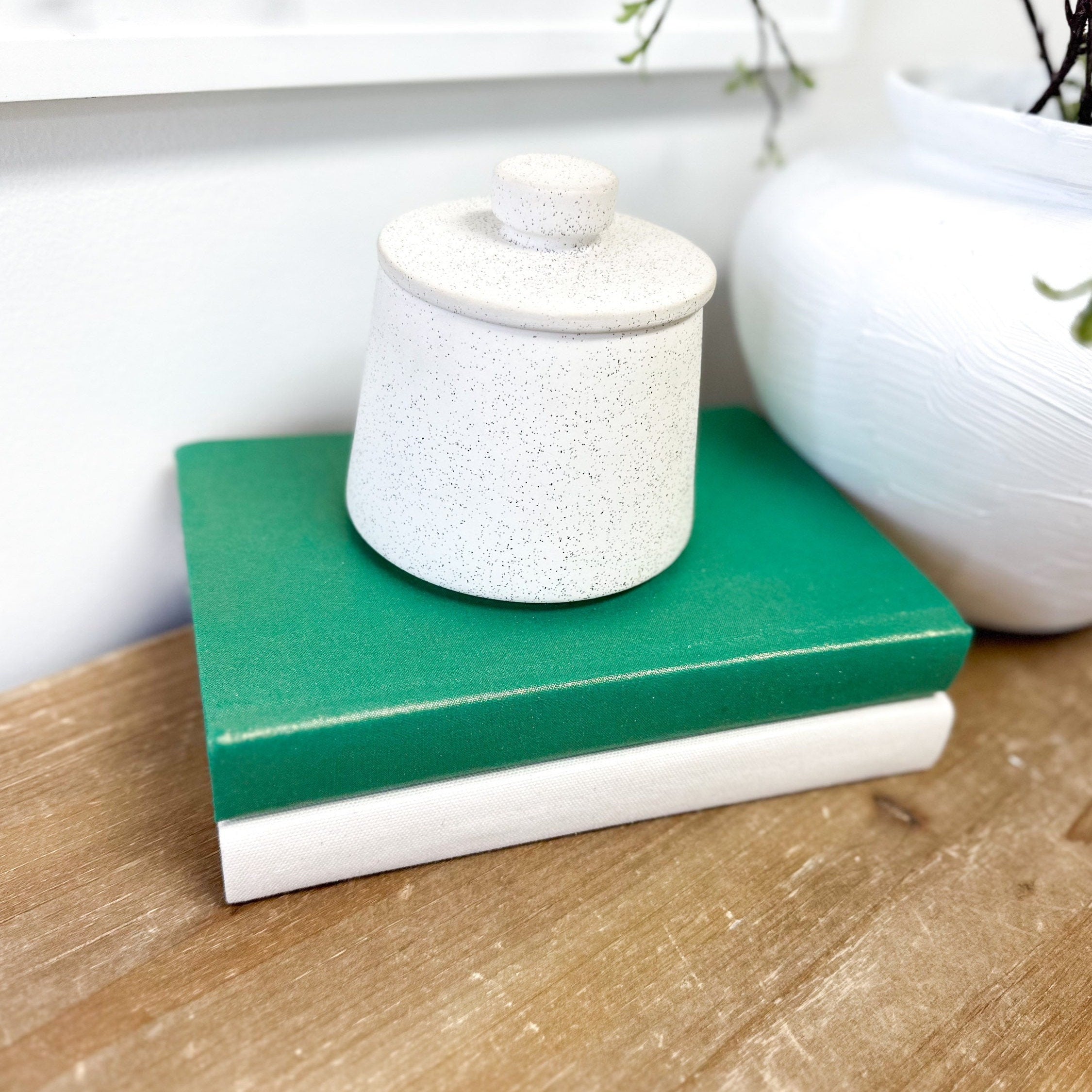 Green Shelf Decor – Elements